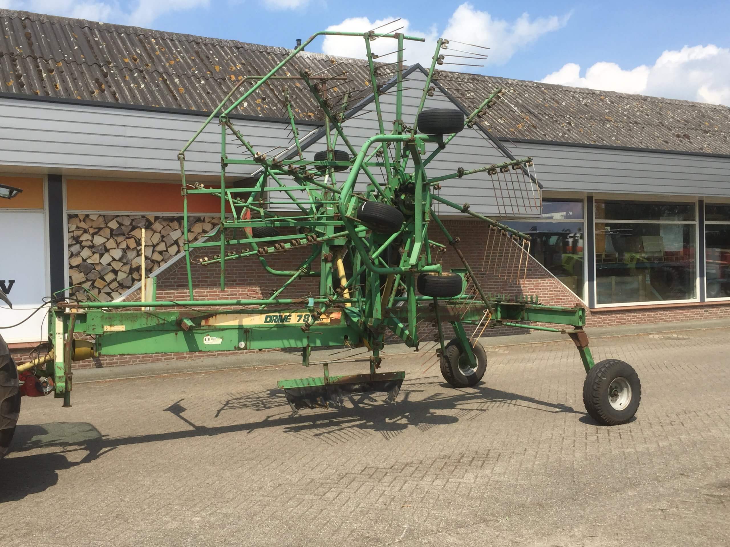Afgeleverd: Stoll Drive 782 hark Afgeleverd. Bruggeman Mechanisatie